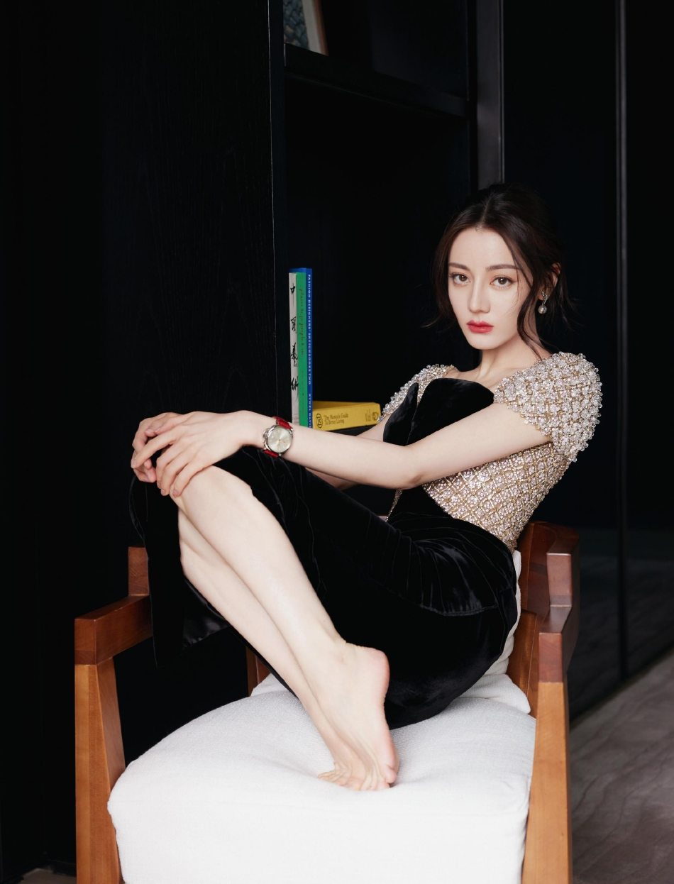 迪丽热巴黑丝绒礼服写真释出 发髻低垂身材线条优美 眼界,放眼世界