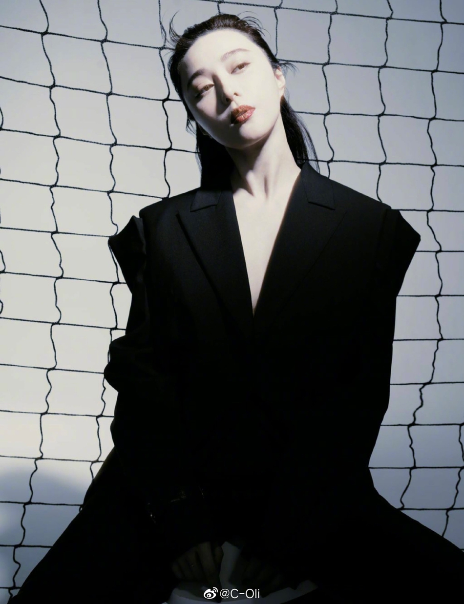 范冰冰再登外国杂志状态好 深V红唇造型出镜飒爽霸气 -- 眼界，放眼世界