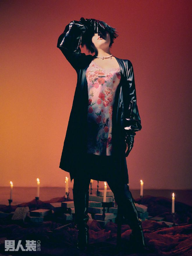 李雪琴拍《男人装》杂志 穿吊带趴地上秀傲人上围 - 360娱乐，你开心就好