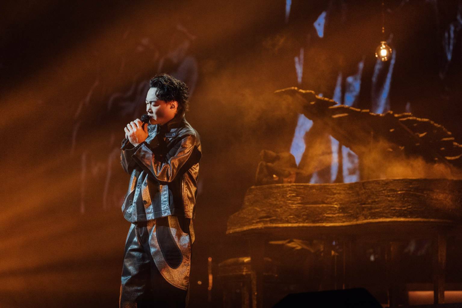 陈奕迅新歌《空城记》MV花絮首曝光 Eason演唱会畅聊幕后故事 - 360娱乐，你开心就好