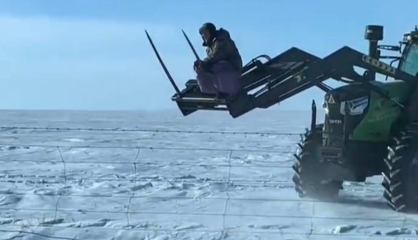 牧民开叉车送娃上学