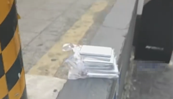 7块银砖被遗忘路边